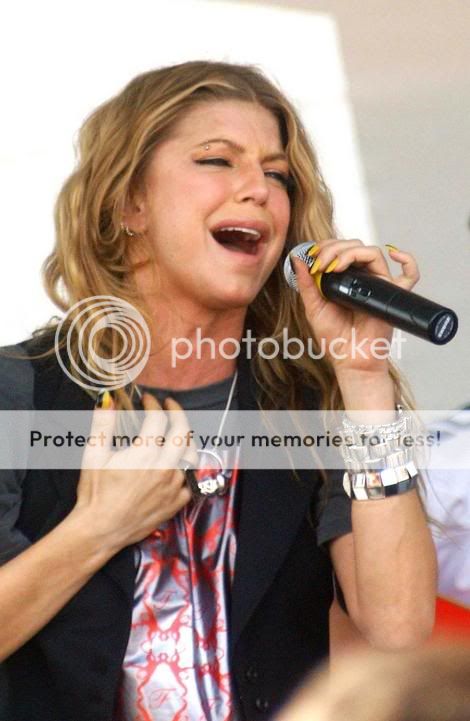 Fergie-ferg performs for free in a mall - Oh No They Didn't! — LiveJournal